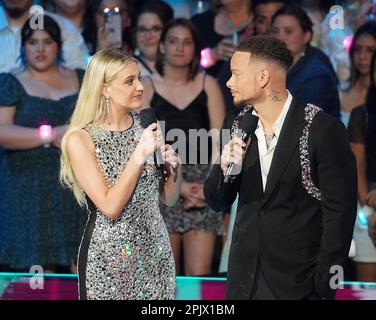 Les hôtes Kelsea Ballerini, Kane Brown, parlent lors des CMT Music ...