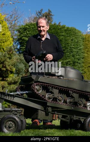 Roland Hopper dans son jardin près de Saffron Walden, Essex, avec son ...