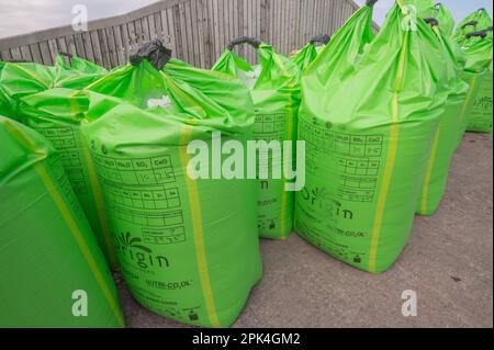 Sacs d'engrais dans une ferme laitière de Carmarthenshire, pays de ...