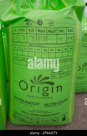 Sacs d'engrais dans une ferme laitière de Carmarthenshire, pays de ...