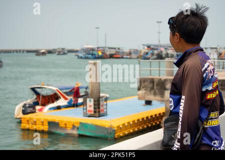 Pattaya,Thaïlande, 10 mars,2023: Bali Hai Un jeune thaïlandais dans une ...