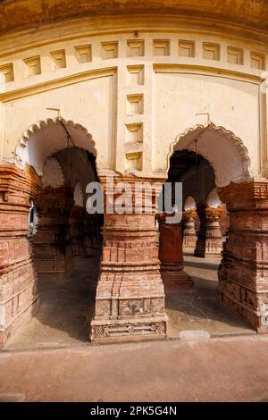 Un mandap Char–Chala (quatre toits inclinés) devant le temple de Lalji ...