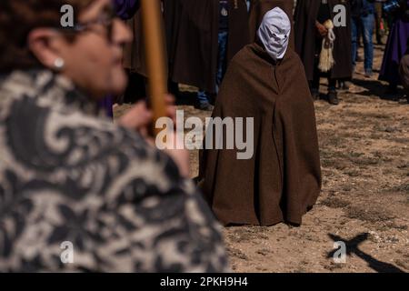 Picaos pentent priant en face d'une croix dans l'une des stations de la ...