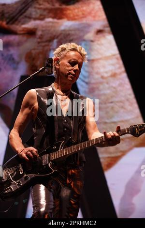 Martin Gore du mode Depeche jouant de la guitare sur scène pendant le ...