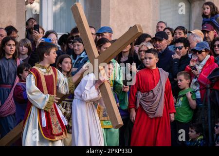 Verges, Espagne. 08th avril 2023. Des garçons et des filles vêtus de ...
