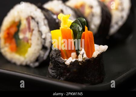 Un gros plan de la pièce finale d'un traitement coréen appelé Kimbap ...