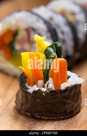 Un gros plan de la pièce finale d'un traitement coréen appelé Kimbap ...