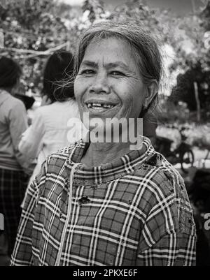 Une femme d'âge moyen de la minorité ethnique de Jerai dans son village ...