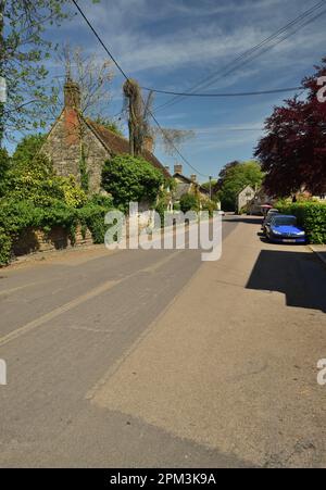 La rue High dans le village de Wylye, Wiltshire, faisait autrefois ...
