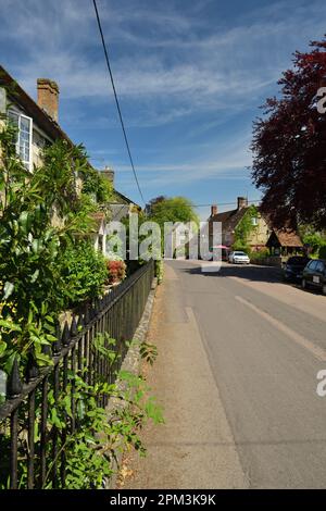 La rue High dans le village de Wylye, Wiltshire, faisait autrefois ...