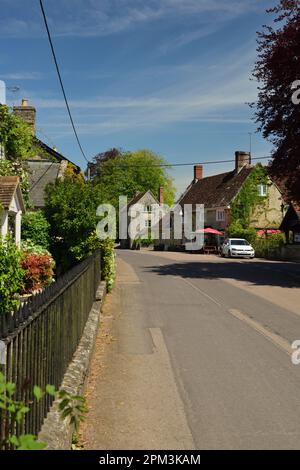 La rue High dans le village de Wylye, Wiltshire, faisait autrefois ...