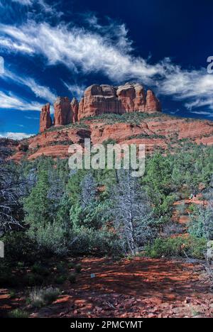Formations géologiques et monumentales de roches rouges dans le haut ...