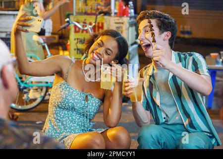 Guide TOURISTIQUE DE L'AMOUR, de gauche à droite : Andrew Barth Feldman ...