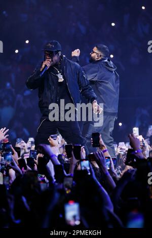 Travis Scott se joint au rappeur NAV sur scène lors de la tournée Never ...