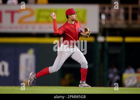 Clearwater Threshers shortstop Bryan Rincon (5) throws to first base ...