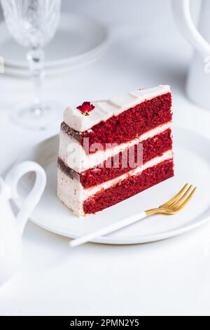 Dessert populaire appelé gâteau de velours rouge. Il est servi dans de ...