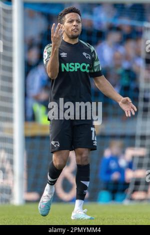 Korey Smith #12 de Derby County est attaqué par Sam Finley #6 de ...