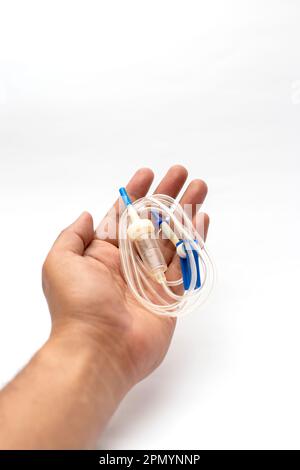 Kit de perfusion IV avec aiguille en main Photo Stock - Alamy