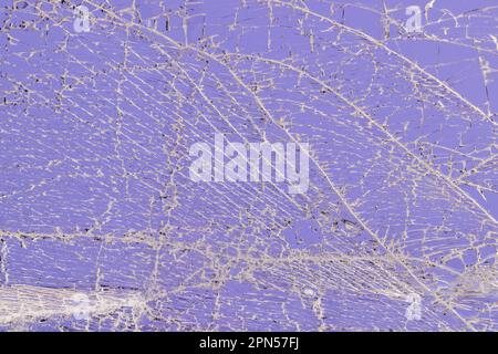 verre brisé en un grand nombre de pièces et de fissures, un morceau de ...