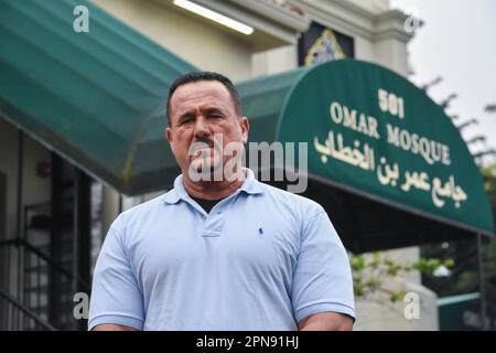 Héros, Moneer Simron se dresse devant la mosquée Omar. Moneer Simron a ...