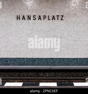 La station de métro U-Bahn Hansaplatz a ouvert ses portes en 1961 et ...