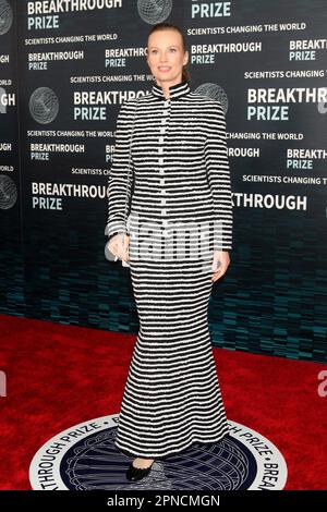 Julia Milner aux arrivées pour la neuvième cérémonie annuelle du prix ...