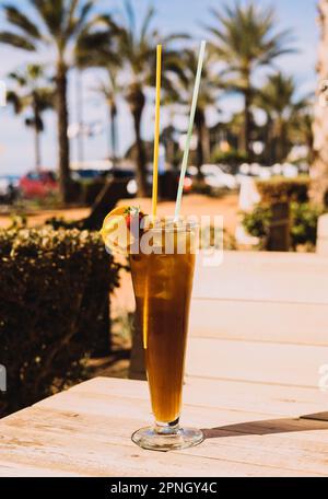 Un long Island Iced Tea est un cocktail populaire qui est typiquement ...