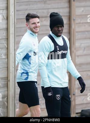 Kurt Zouma de West Ham United (au centre) célèbre avoir marqué le ...