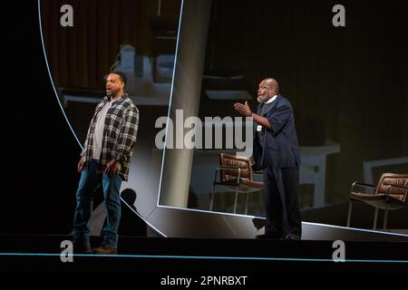 l-r: Kenneth Kellogg (le Père), Ronald Samm (le révérend) en bleu ...