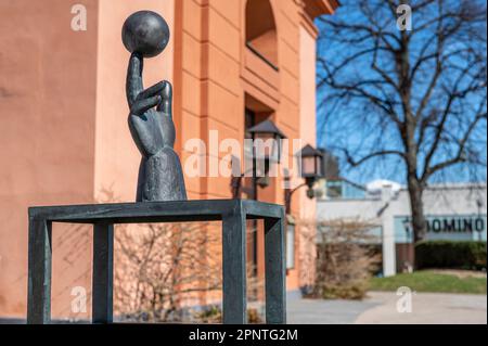 Le groupe de sculptures le Jester, le géant et le Juggler de 1974 par ...
