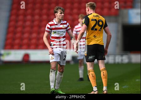Kyle Hurst #21 de Doncaster Rovers reçoit une carte jaune lors du match ...