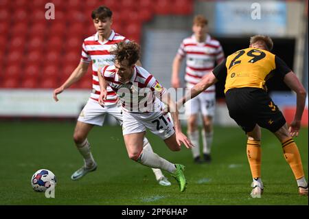 Kyle Hurst #21 de Doncaster Rovers reçoit une carte jaune lors du match ...