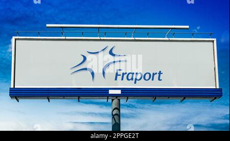 Panneau publicitaire affichant le logo de Fraport AG Photo Stock - Alamy