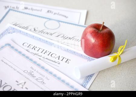 certificat de diplôme d'études petit chapeau de diplôme Photo Stock - Alamy
