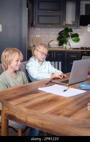 Cours scolaire en ligne, frères et sœurs élèves garçon et fille ...