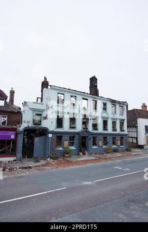 L'hôtel Angel détruit par un incendie laissant la façade debout ...