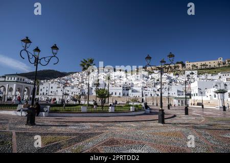Vue sur les maisons blanches de la médina de Tétouan depuis la place du ...