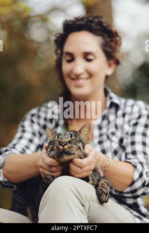 Normal fille coups normale chat normal dans la forêt normale. Tout n ...