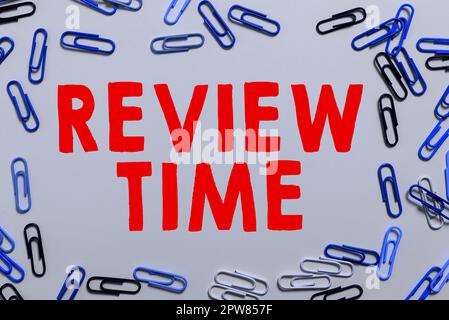 Affiche l'heure de révision, la situation d'une idée d'entreprise ou le ...