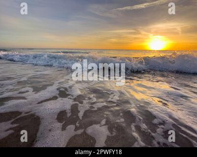 Naples, Floride, États-Unis. 3/31/23. Coucher de soleil sur le golfe du ...