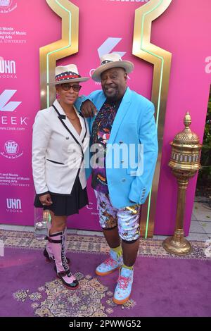 MIAMI, FL - 29 AVRIL : Carlon Thompson-Clinton et le musicien George ...
