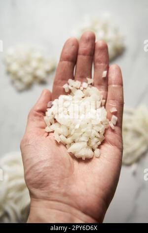 Petits oignons coupés en petits dés ou finement hachés à la main ...