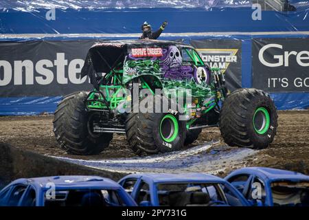 Tyler Menninga le pilote de grave Digger observe l'autre pilote de ...