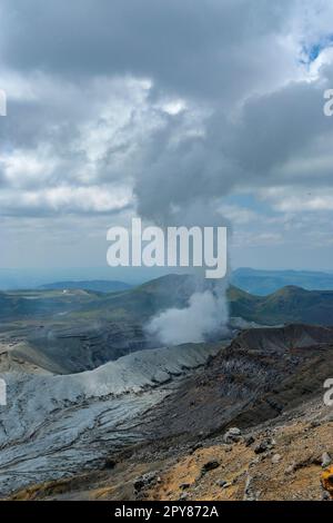 ASO, Japon - 28 avril 2023 : le mont Nakadake est l'un des cinq sommets ...