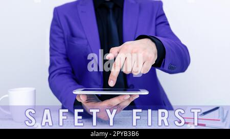 Signalétique manuscrite Safety First. Mot pour éviter tout risque ...
