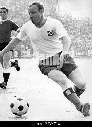 Uwe Seeler, athlète, Allemagne, jouant au football Photo Stock - Alamy