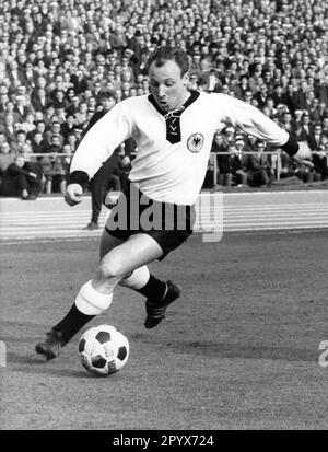 Uwe Seeler, athlète, Allemagne, jouant au football Photo Stock - Alamy