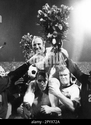 Uwe Seeler, athlète, Allemagne, jouant au football Photo Stock - Alamy