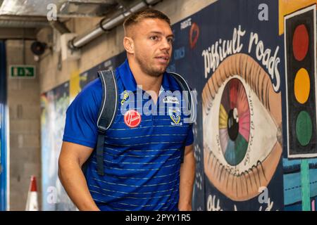 Matty Russell #34 de Warrington Wolves prend un bras dans le visage de ...