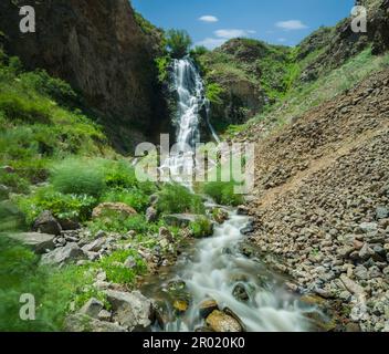 Cascade de Susuz près de la ville de Kars. Saison d'été. Cascades ...